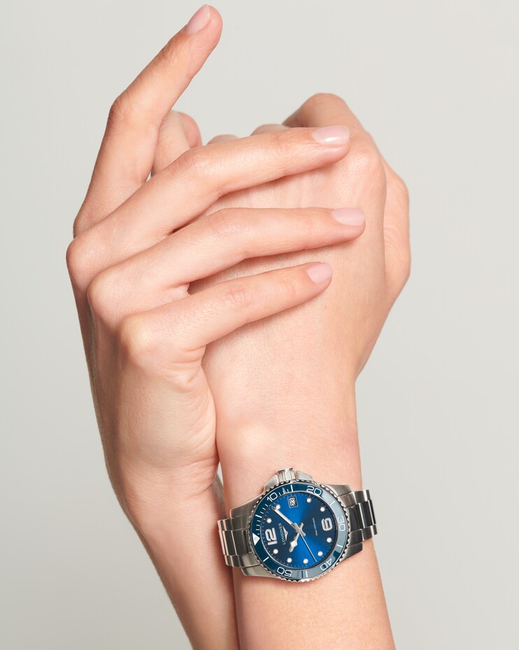 Hydroconquest 쿼츠 스테인리스 스틸 및 세라믹 선레이 블루 다이얼과 브레이슬릿 Longines Kr