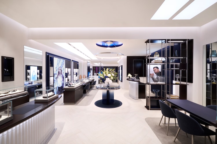 LONGINES BOUTIQUE in SYDNEY, Shop 2025, Westfield Sydney Shop front on ...